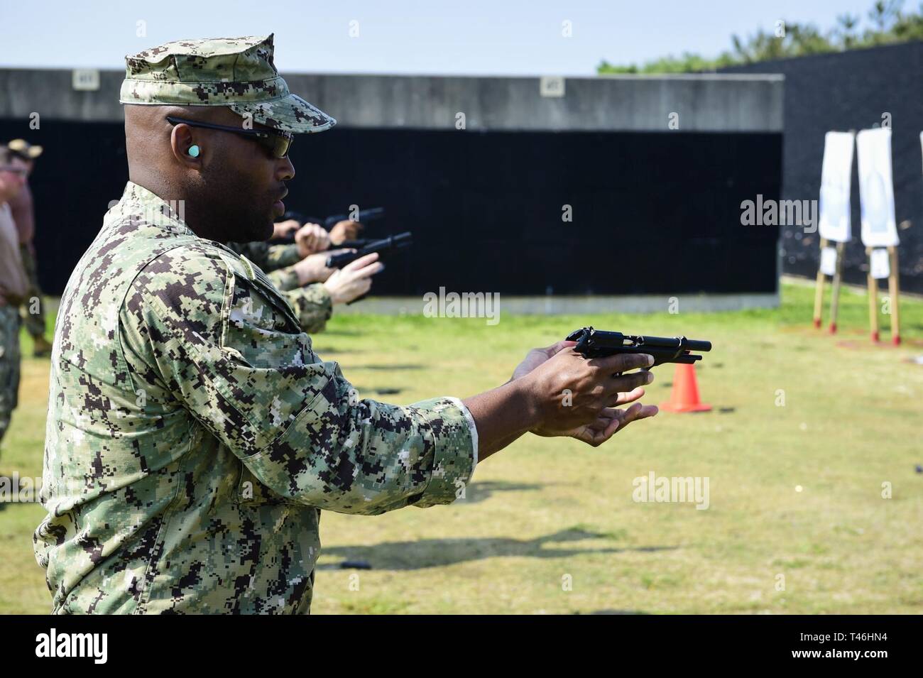 M9 combat pistol qualification hi-res stock photography and images - Alamy