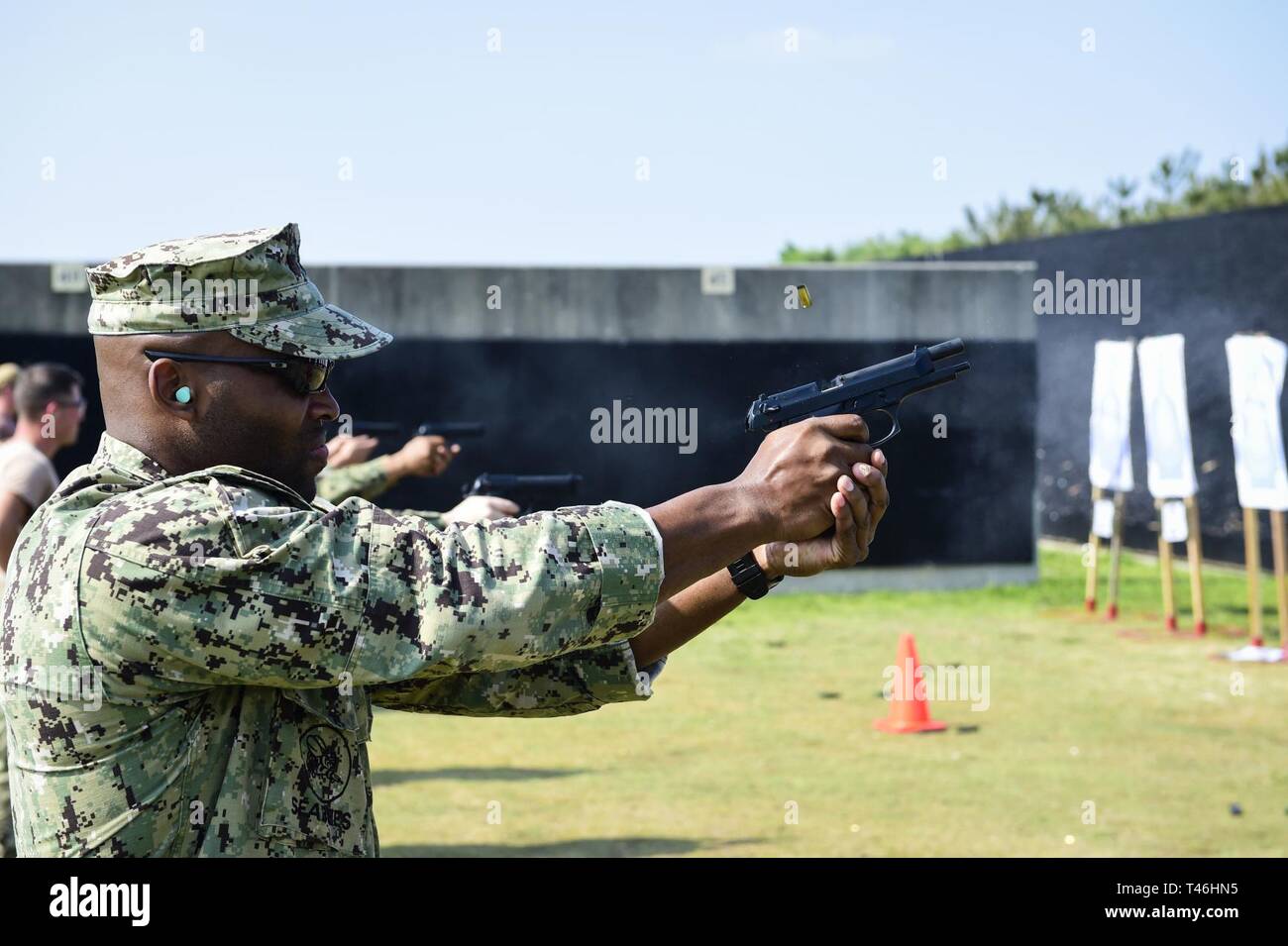M9 combat pistol qualification hi-res stock photography and images - Alamy