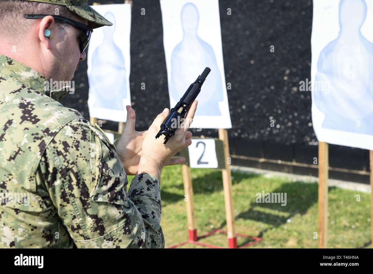 M9 combat pistol qualification hi-res stock photography and images - Alamy