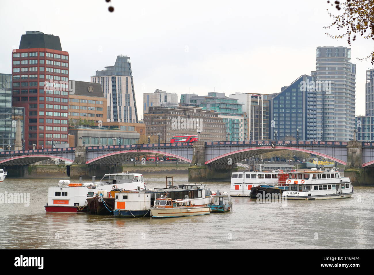 London embankment red bus hi-res stock photography and images - Alamy