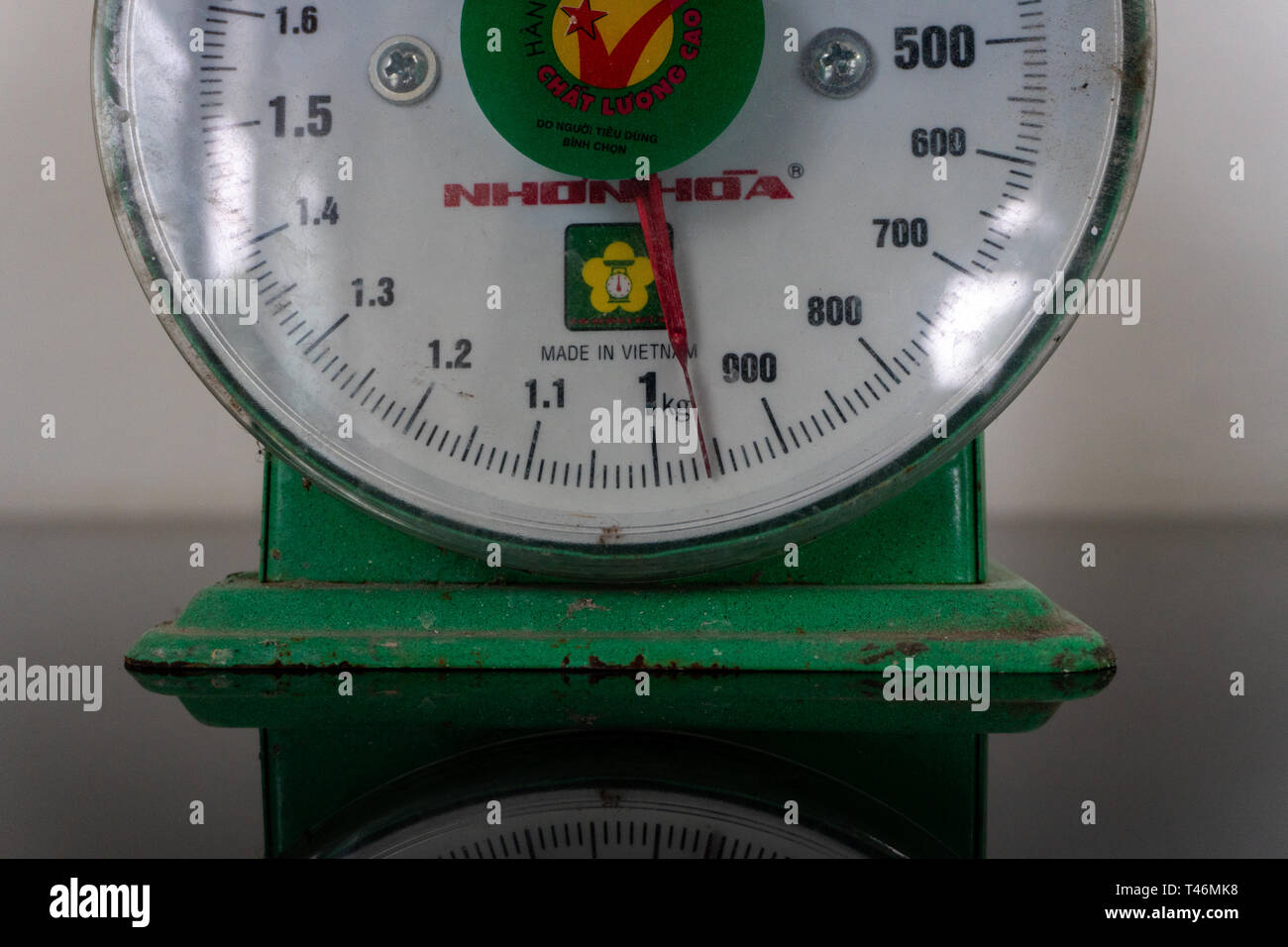 Vintage rounded weight scale on the reflective black glass table Stock ...