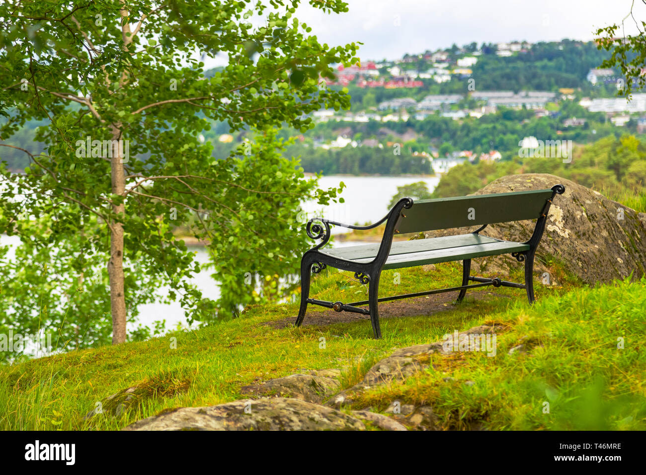Bench overlooking pond hi-res stock photography and images - Alamy