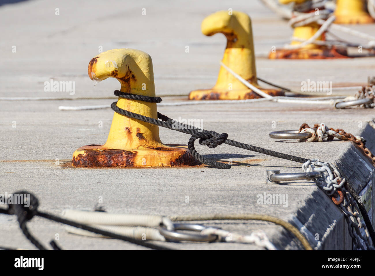 Marine bollard mooring rope hi-res stock photography and images - Alamy