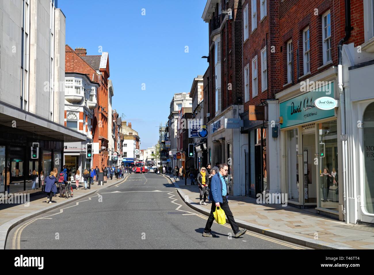 Uk england surrey suburban street hi-res stock photography and images ...