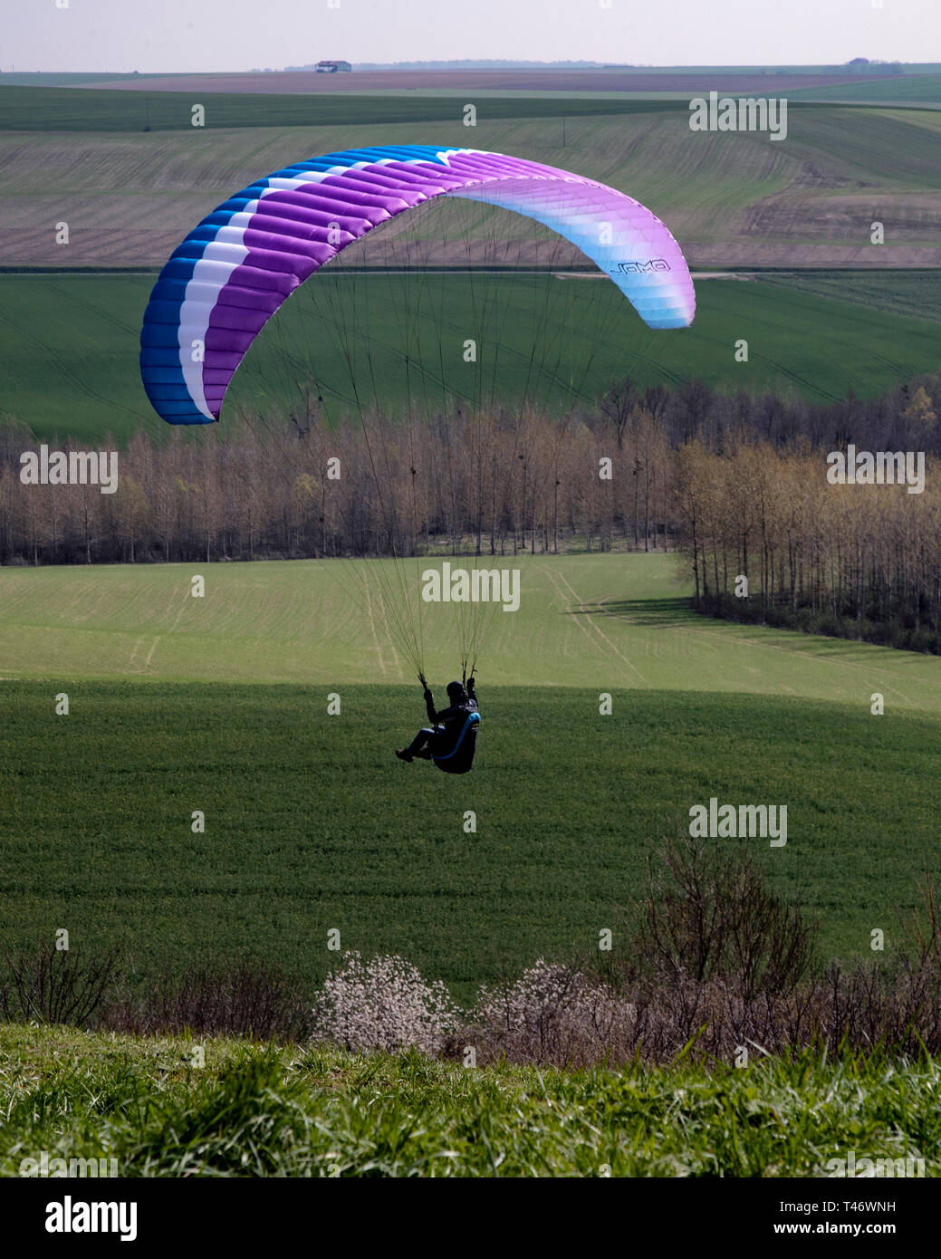 Paraglider airborne hi-res stock photography and images - Alamy
