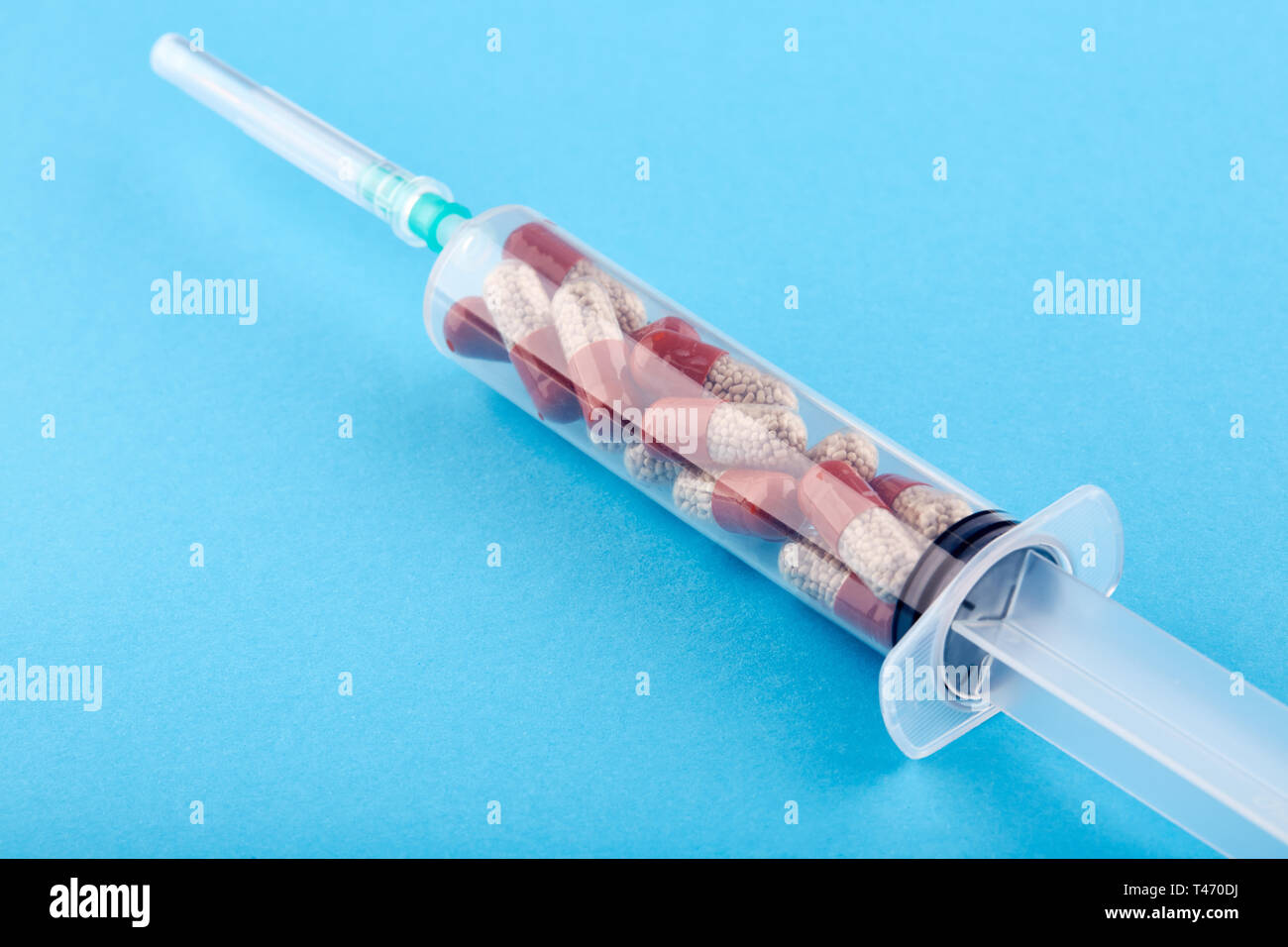 Medical syringe red liquid vial hi-res stock photography and images - Alamy