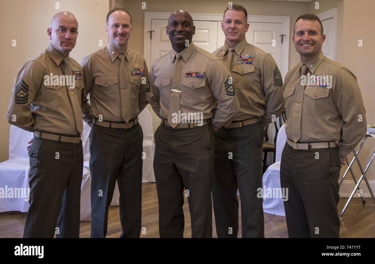 Family members volunteering hi-res stock photography and images - Alamy