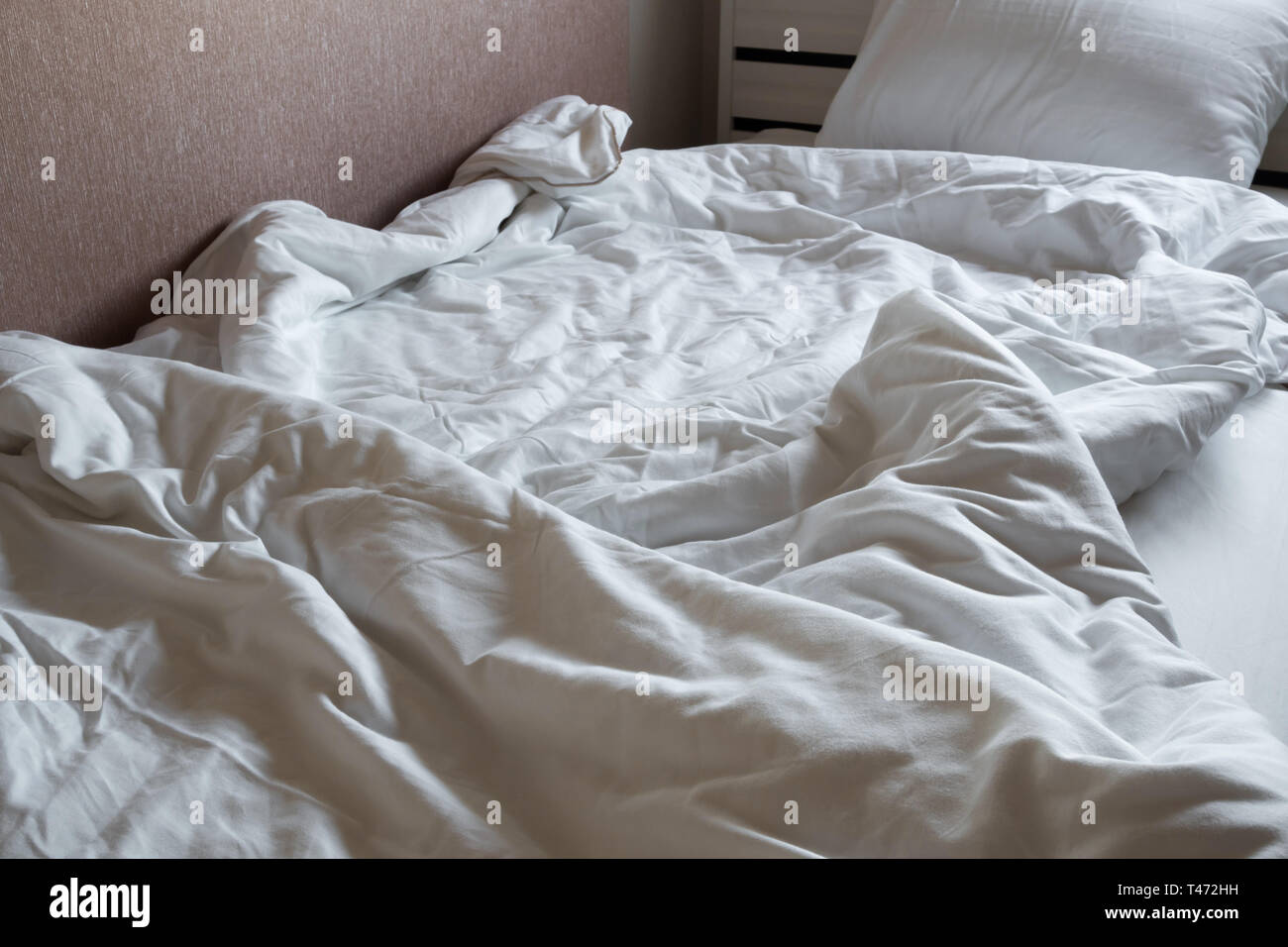 The white and clean blanket crumpled on bed Stock Photo - Alamy