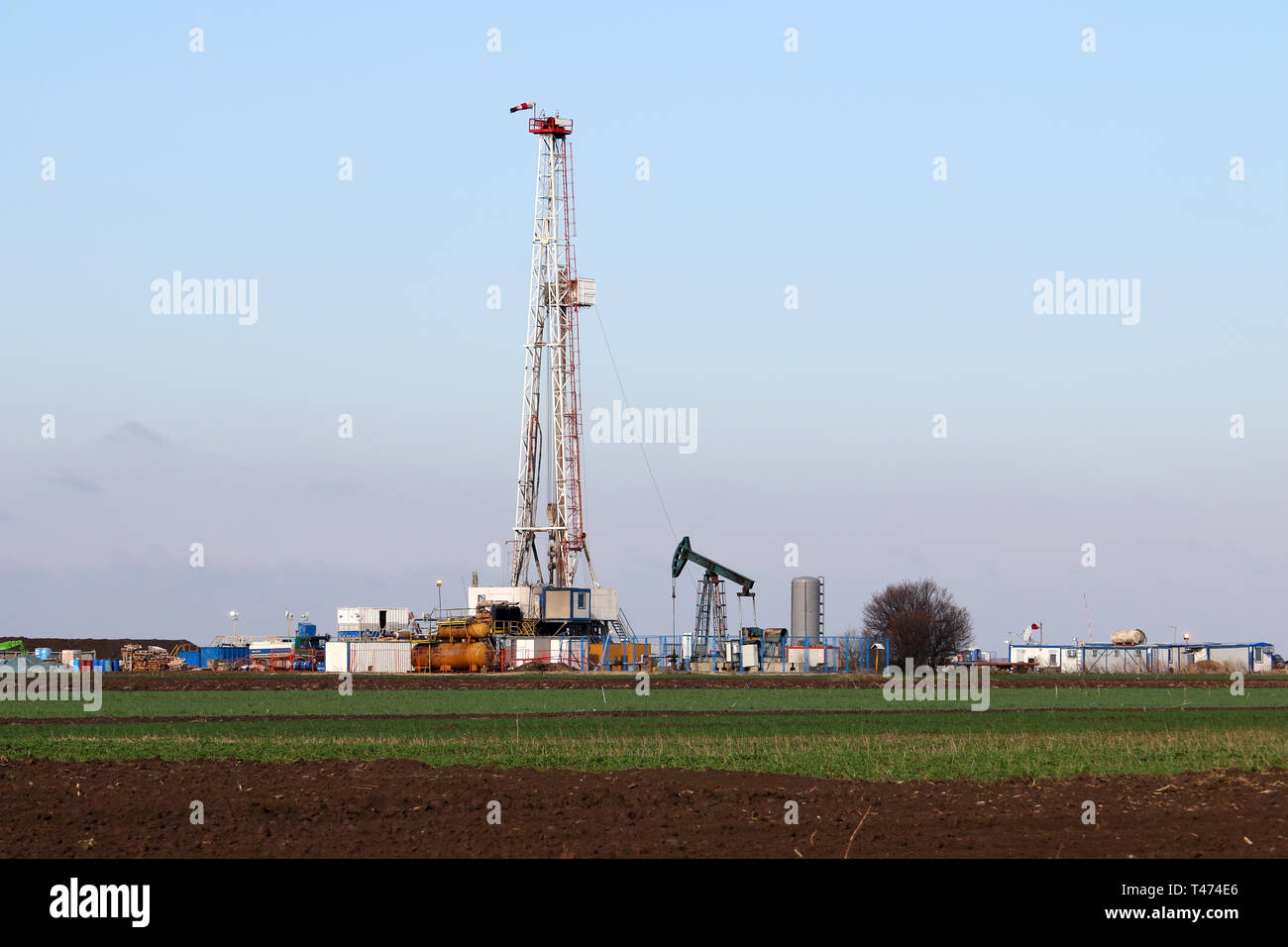 Land oil rigs hi-res stock photography and images - Alamy