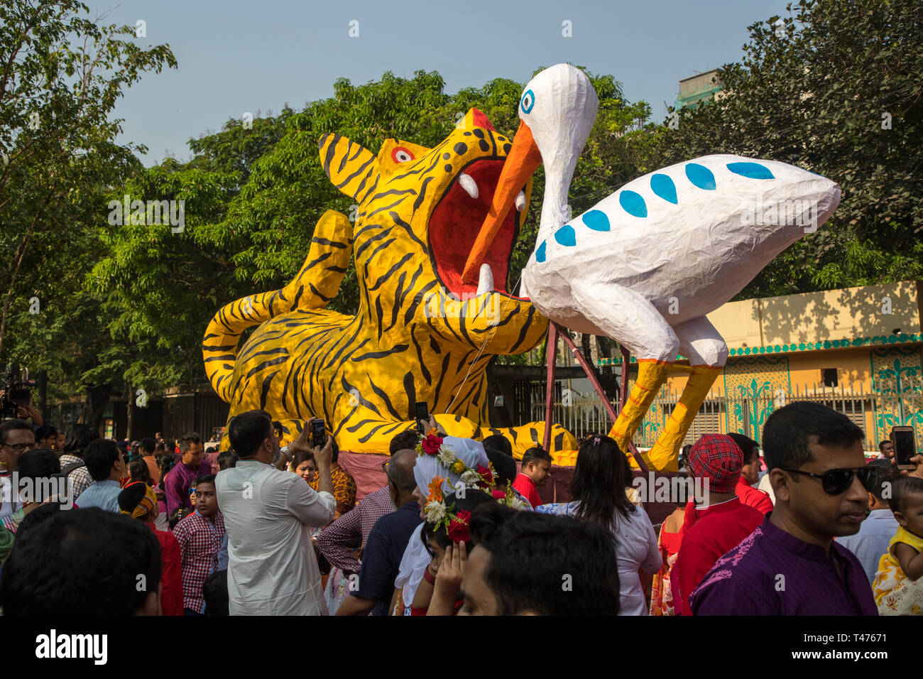 Dhaka, Bangladesh. 14th Apr, 2019. Mangal Shobhajatra, a colourful and ...