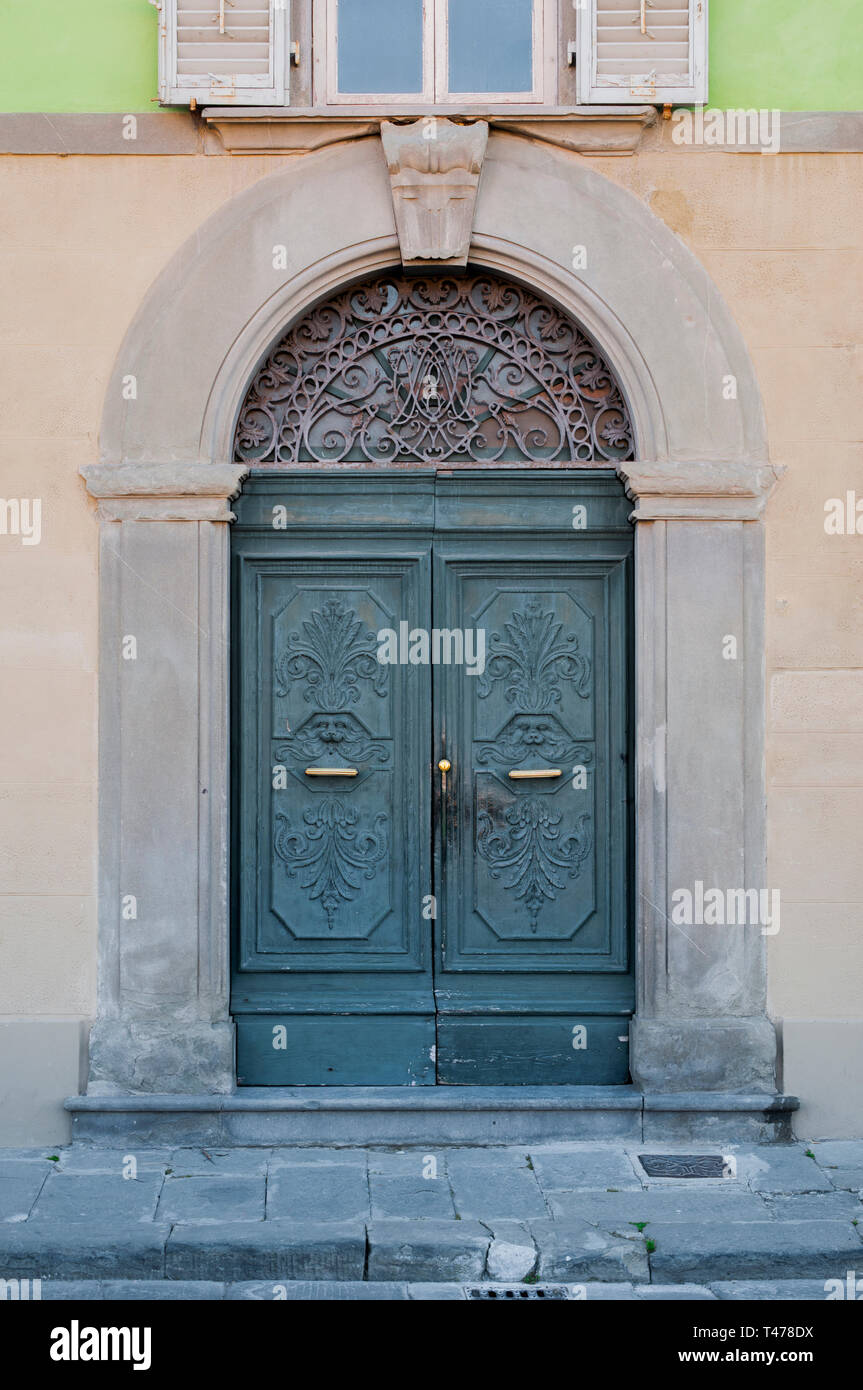 Pisa - Green wooden italian door with decorations Stock Photo - Alamy