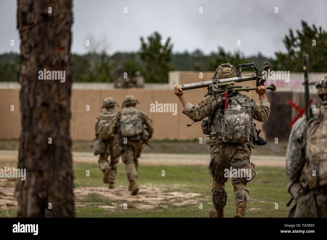 U.S. Army Soldiers assigned to 3rd Battalion, 187th Infantry Regiment ...