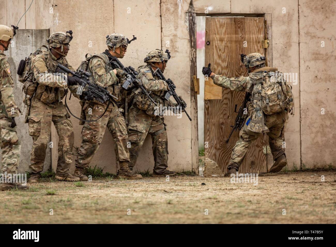 U.S. Army Soldiers assigned to 3rd Battalion, 187th Infantry Regiment ...