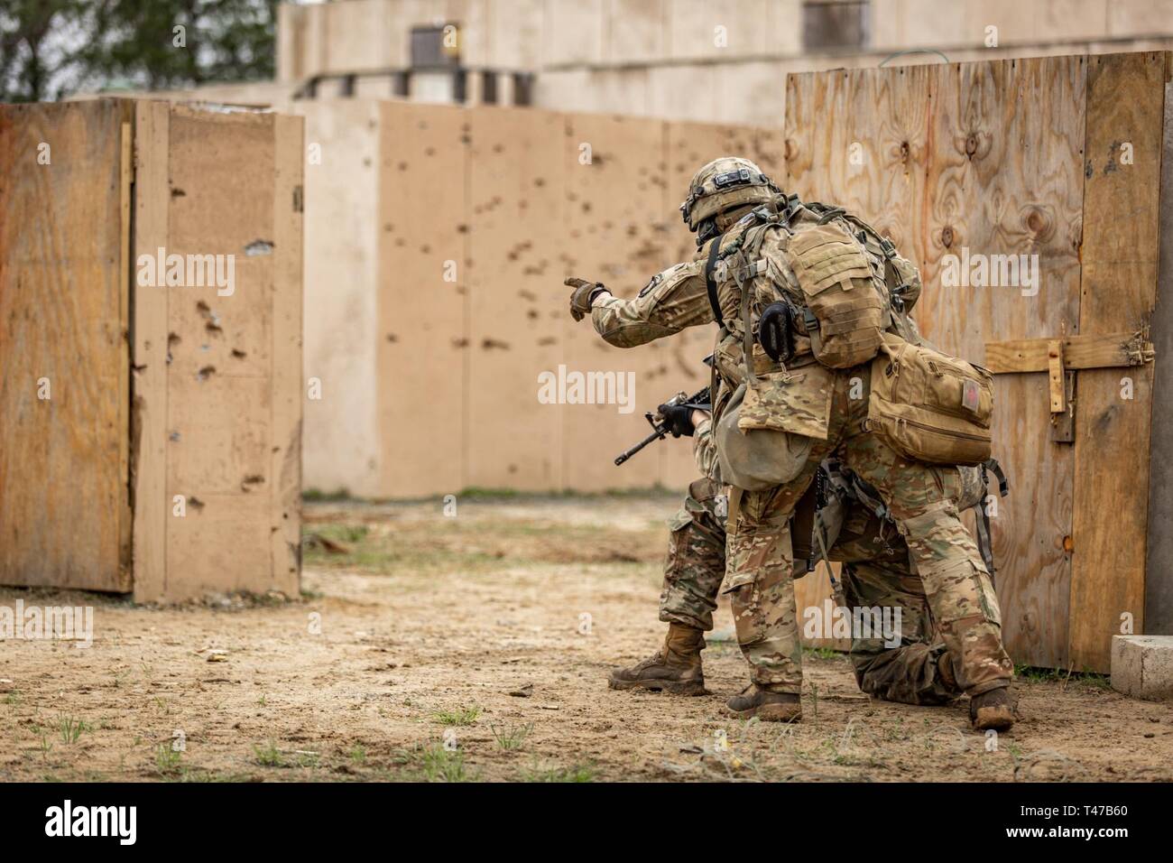 U.S. Army Soldiers assigned to 3rd Battalion, 187th Infantry Regiment ...
