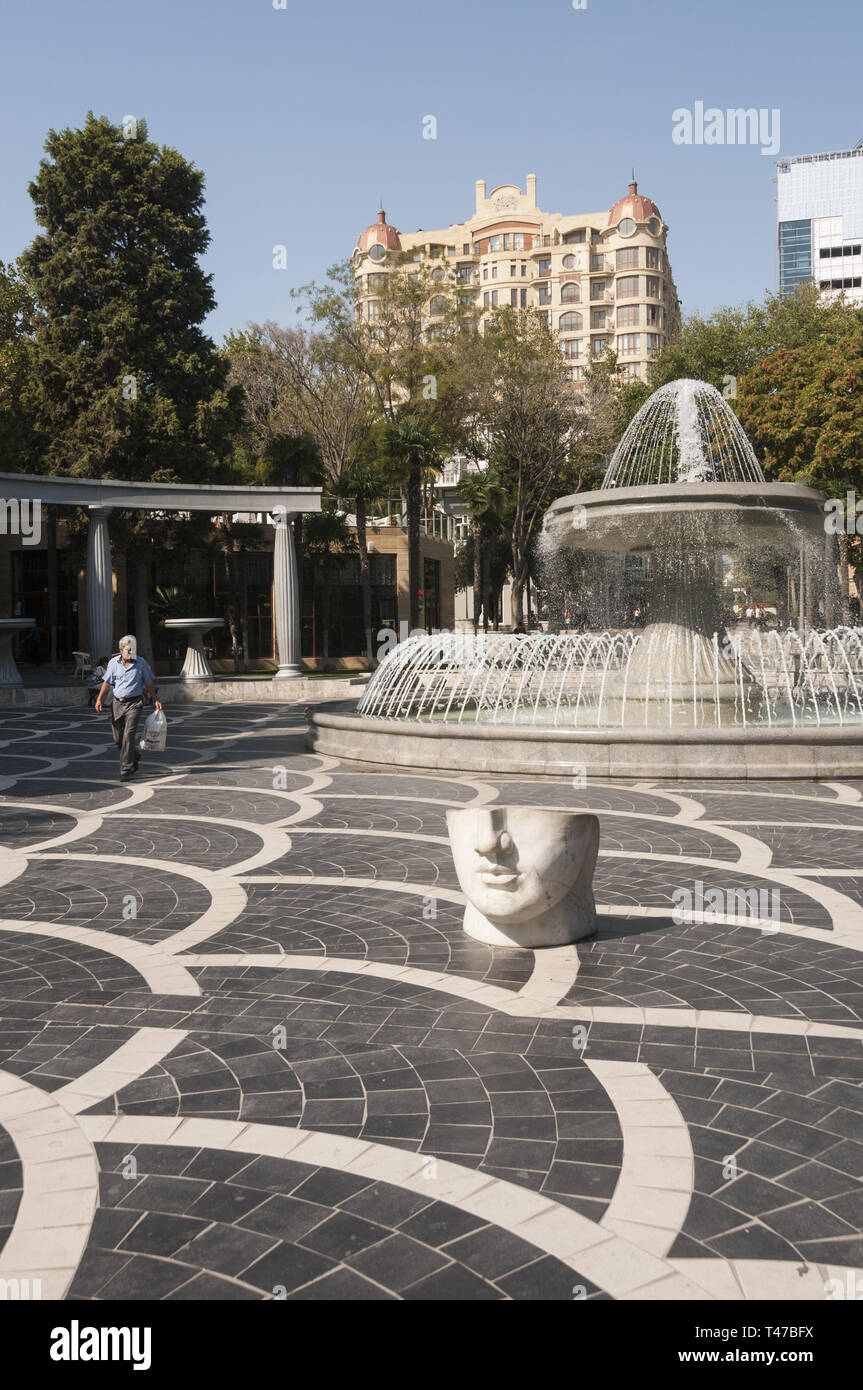 Azerbaijan, Baku, Fountains Square, with statue Stock Photo - Alamy