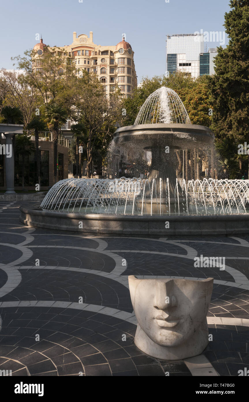 Azerbaijan, Baku, Fountains Square, with statue Stock Photo - Alamy