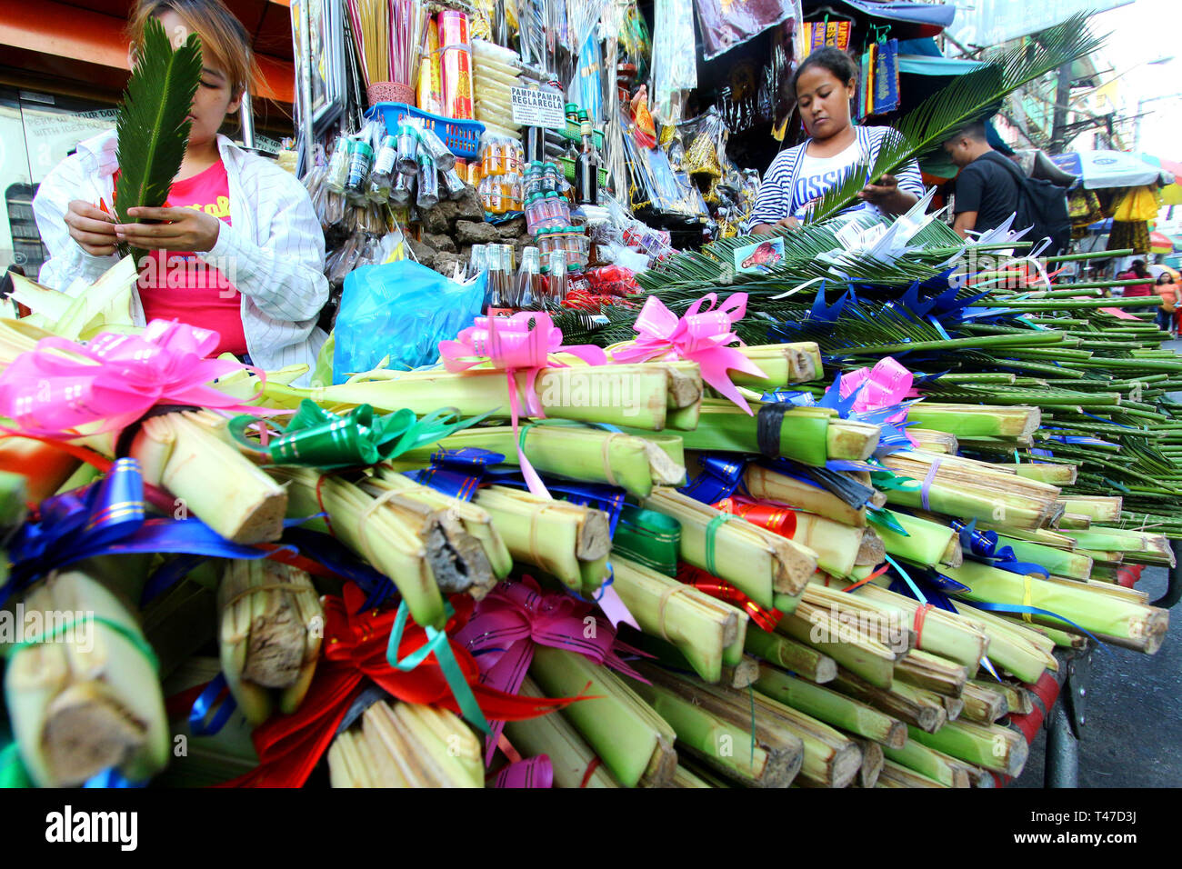 Philippines. 13th Apr, 2019. Vendor's making “palaspas” (Palm) for ...