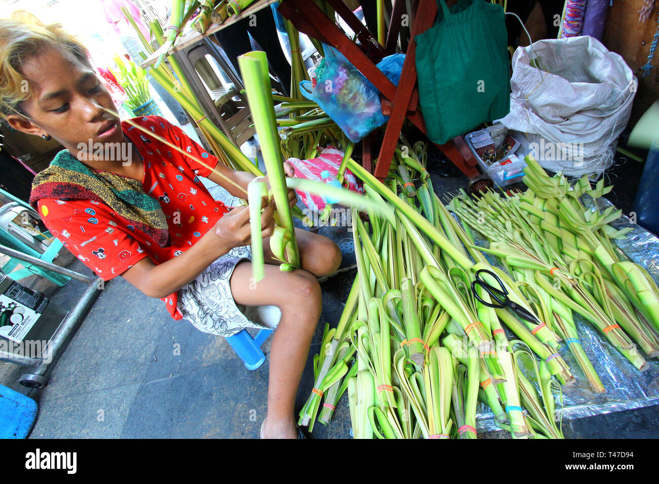 Philippines. 13th Apr, 2019. Vendor's making “palaspas” (Palm) for ...