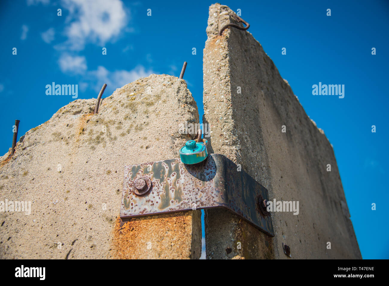Cement corner hi-res stock photography and images - Alamy