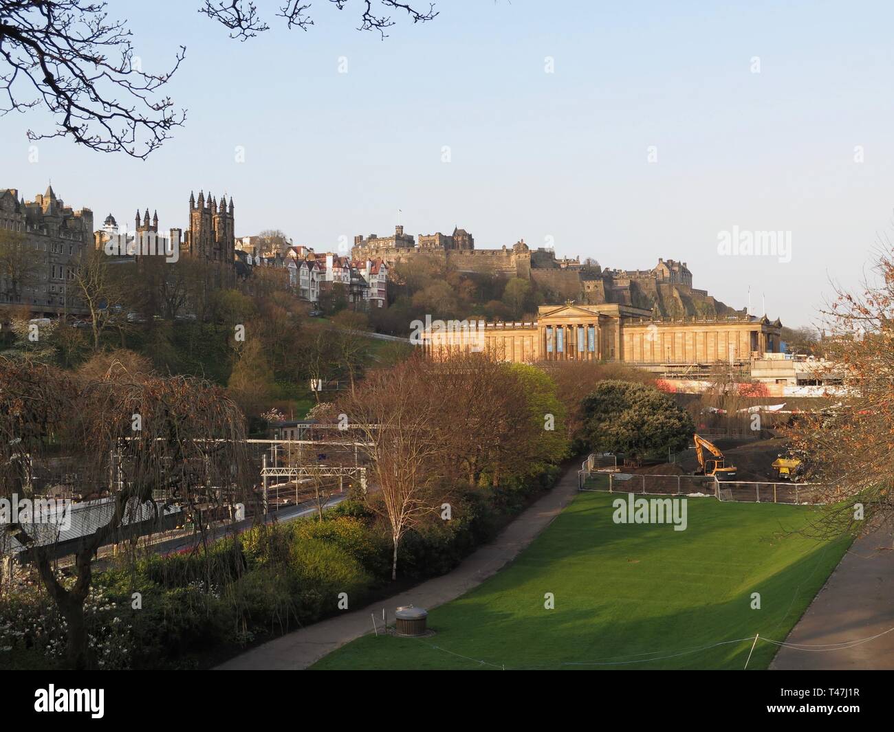 Scotland: Princes St Gardens, Edinburgh castle & National Gallery Stock ...