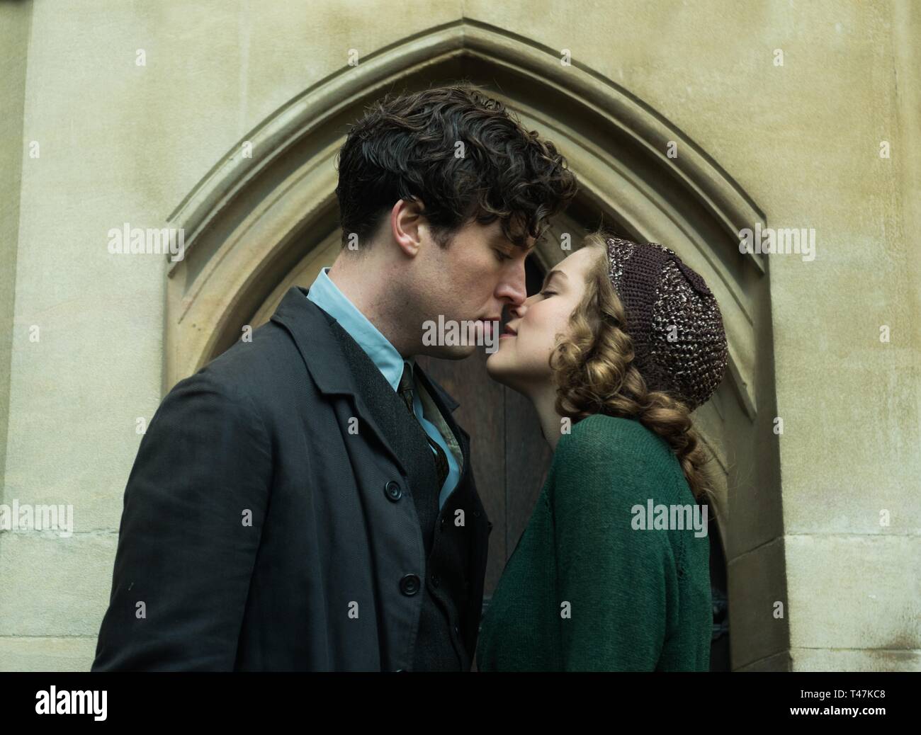 TOM HUGHES and SOPHIE COOKSON in RED JOAN (2018). Credit: TRADEMARK ...