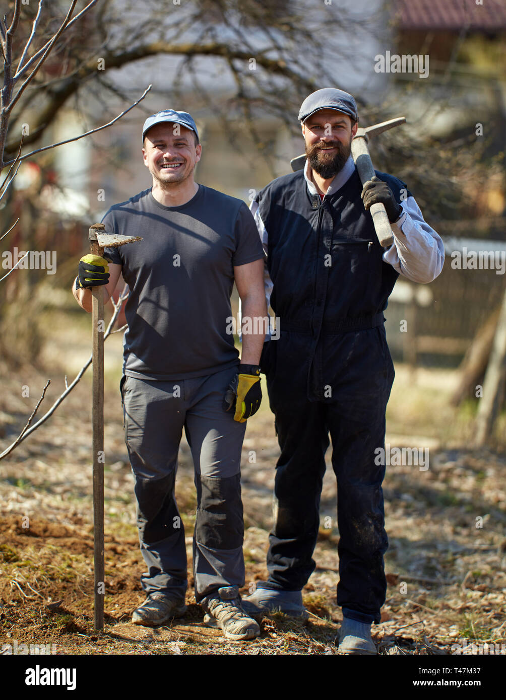 Farmers planting trees hi-res stock photography and images - Alamy