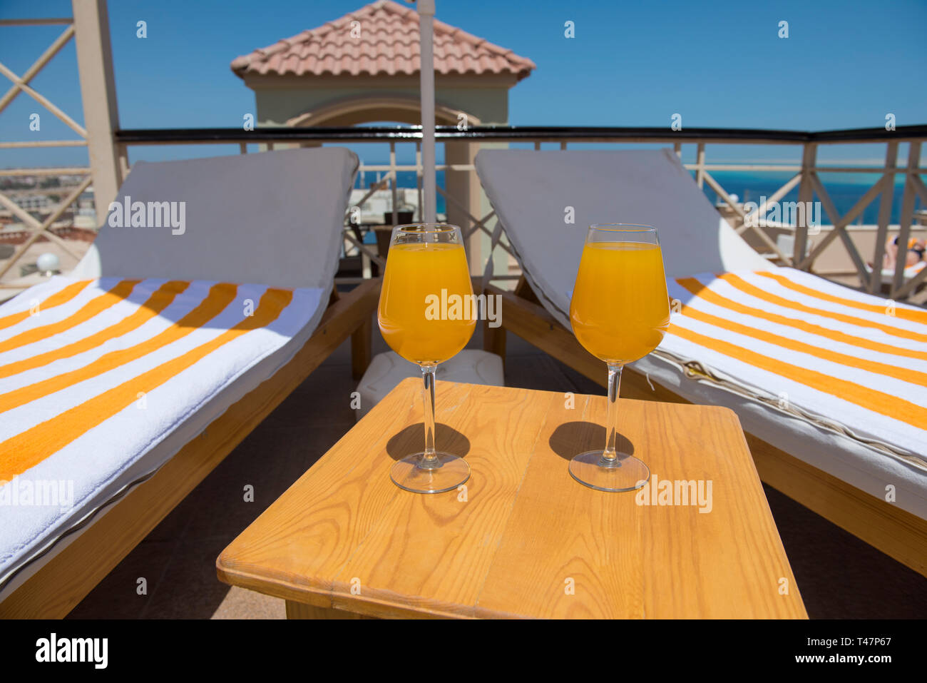 Cocktail sun lounger hi-res stock photography and images - Alamy