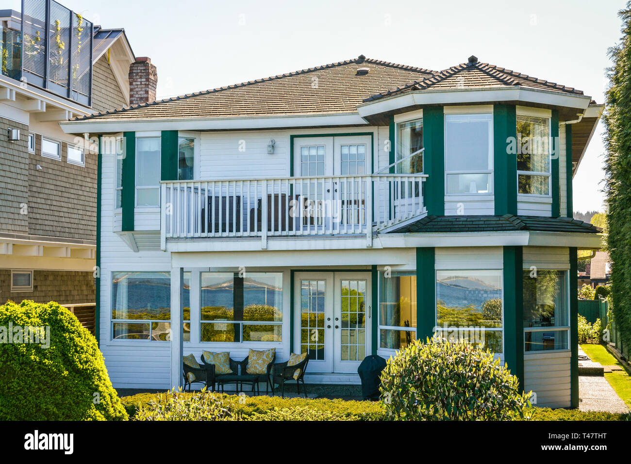 Front yard of luxury residential house faced to a bay waterfront Stock ...
