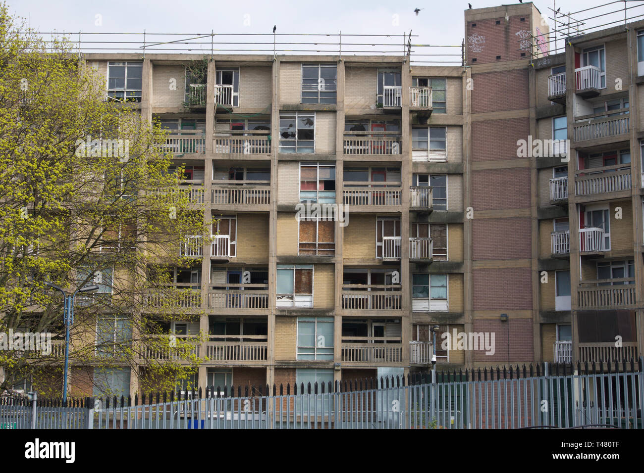 Derelict flats uk hi-res stock photography and images - Alamy