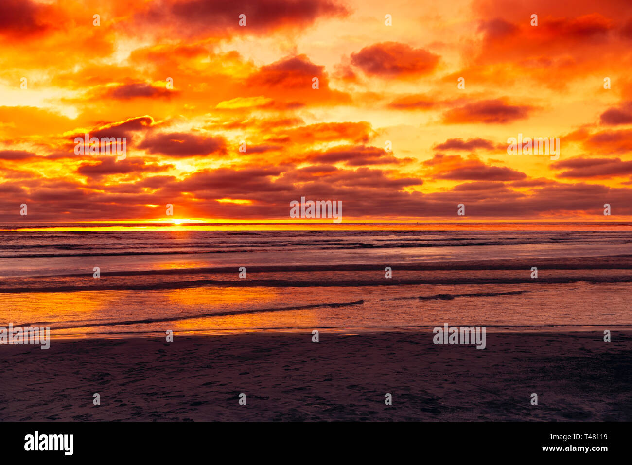 Sunset sky with reflections onto water hi-res stock photography and ...