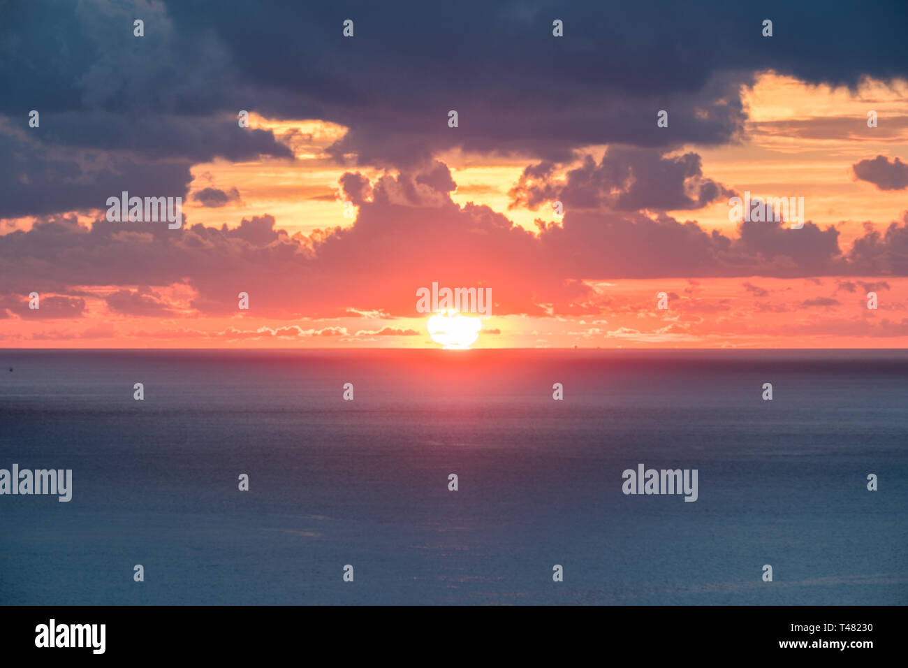 Sunset sky over shiny sea hi-res stock photography and images - Alamy
