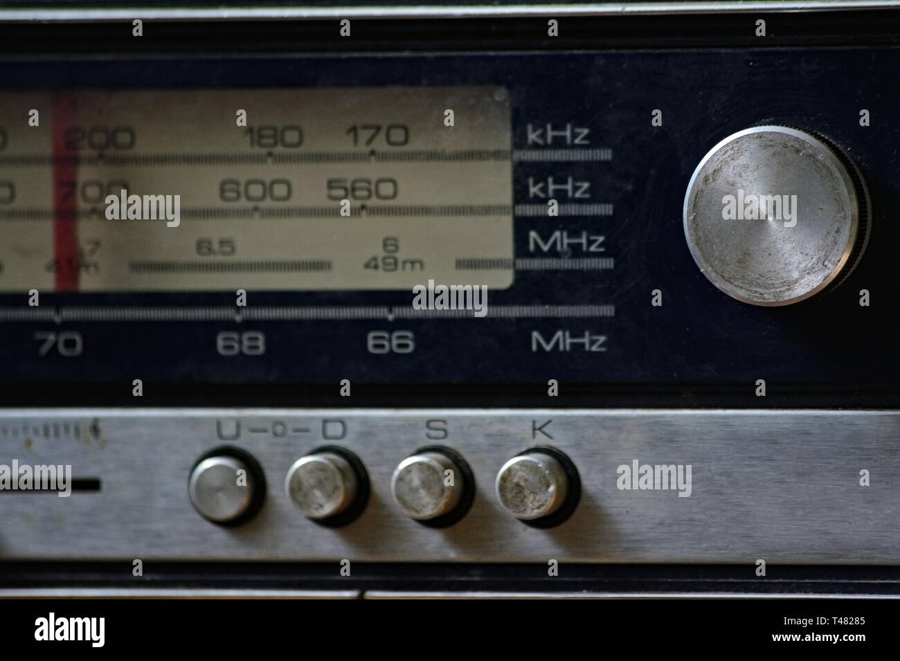 Old retro radio device hi-res stock photography and images - Alamy