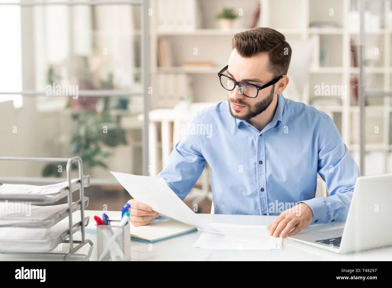 Man reading the papers hi-res stock photography and images - Alamy Man reading the papers hi-res stock photography and images - Alamy