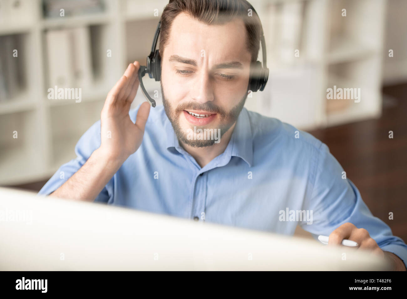 Operator man headphone computer hi-res stock photography and images - Alamy