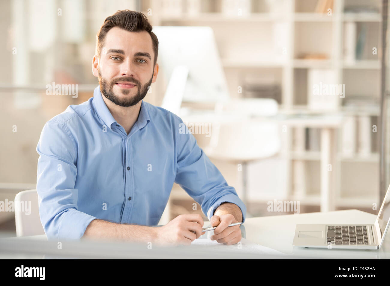Confident agent hi-res stock photography and images - Alamy