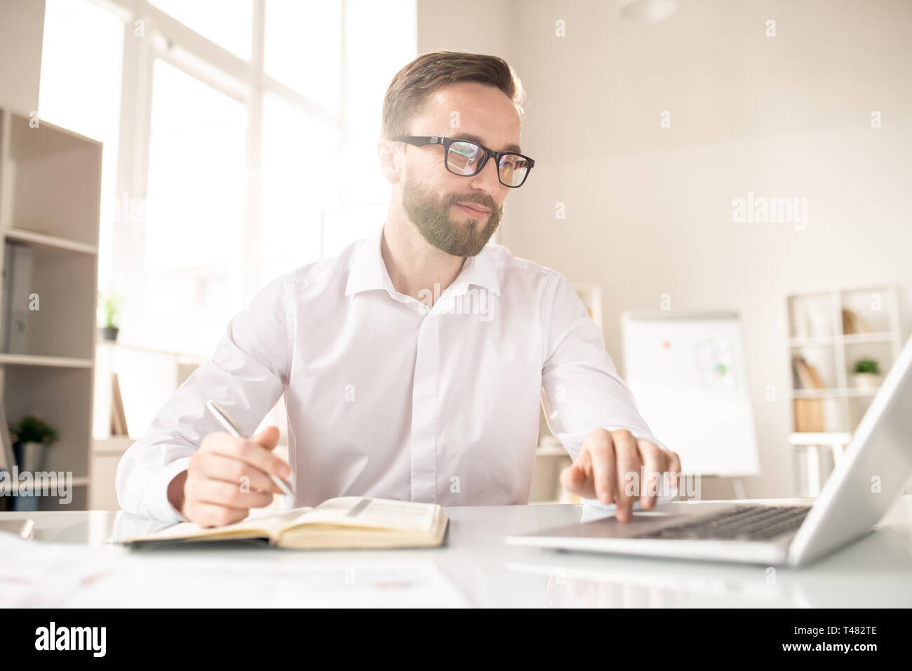 Notebook scrolling hi-res stock photography and images - Alamy