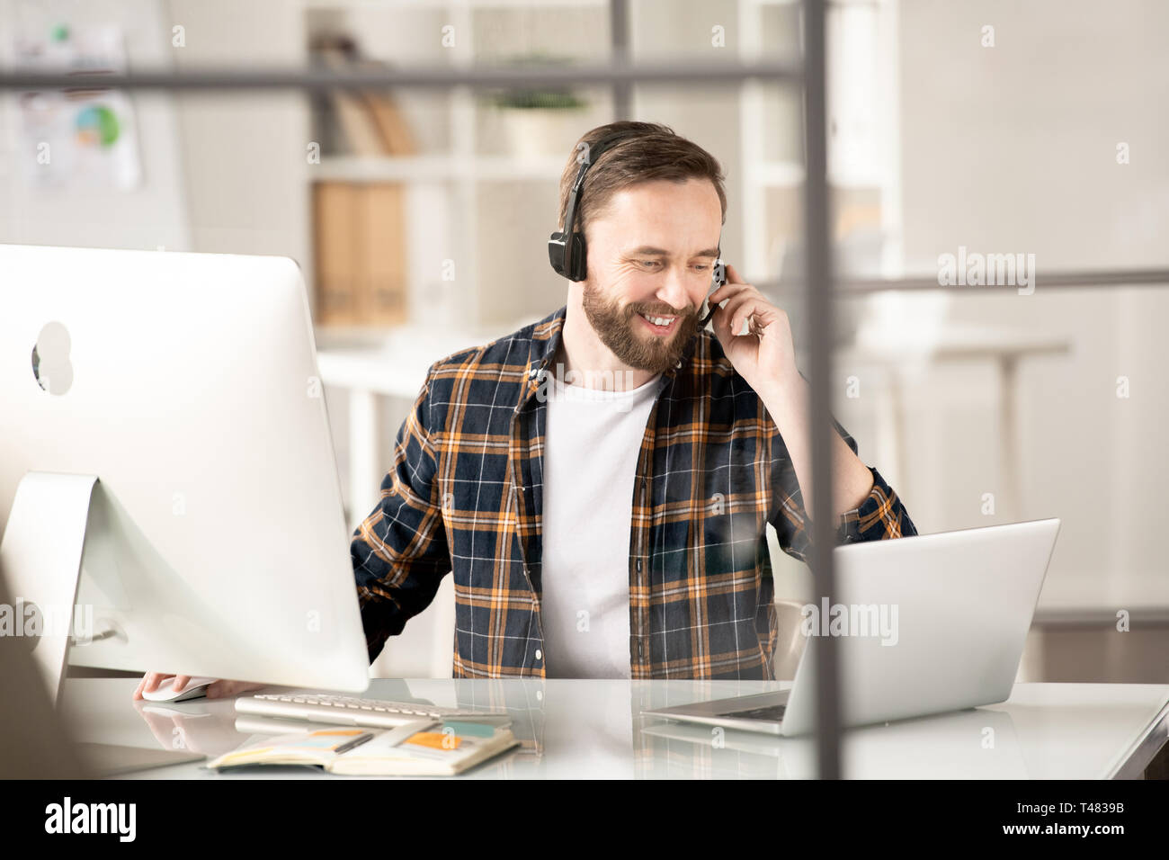 Happy businessman phoning typing hi-res stock photography and images ...