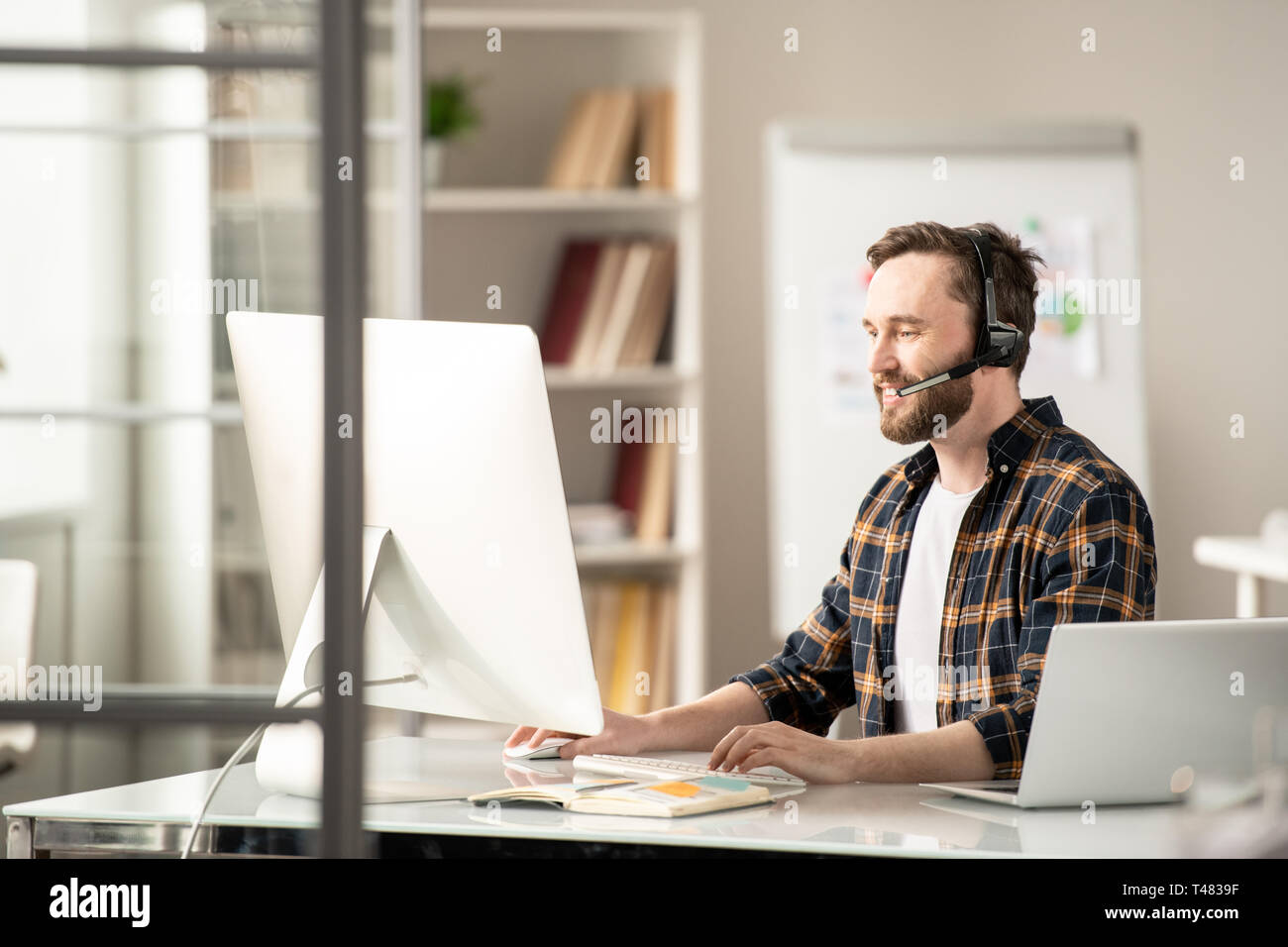 Operator man headphone computer hi-res stock photography and images - Alamy