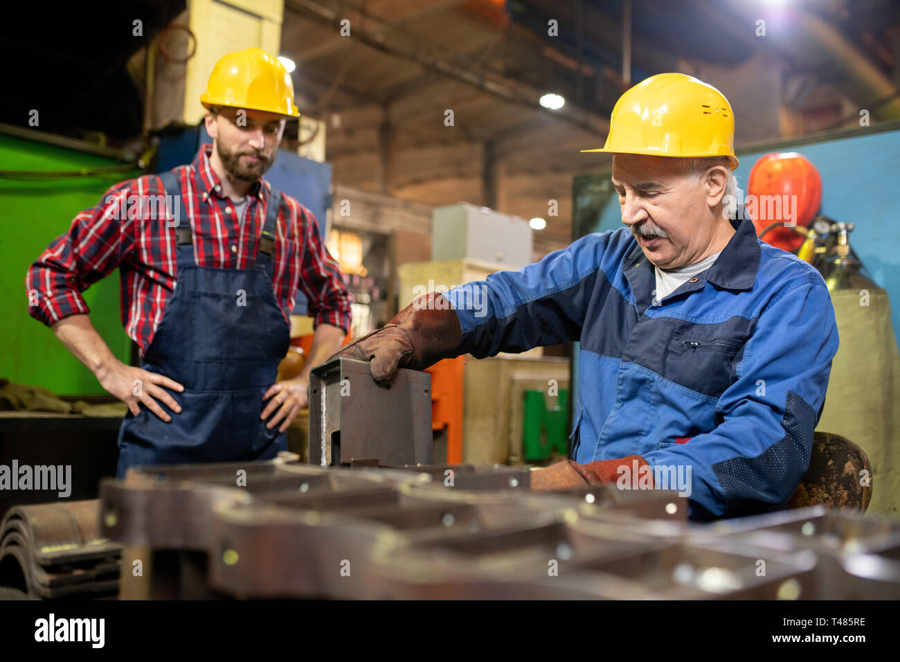 Machinery technicians hi-res stock photography and images - Alamy