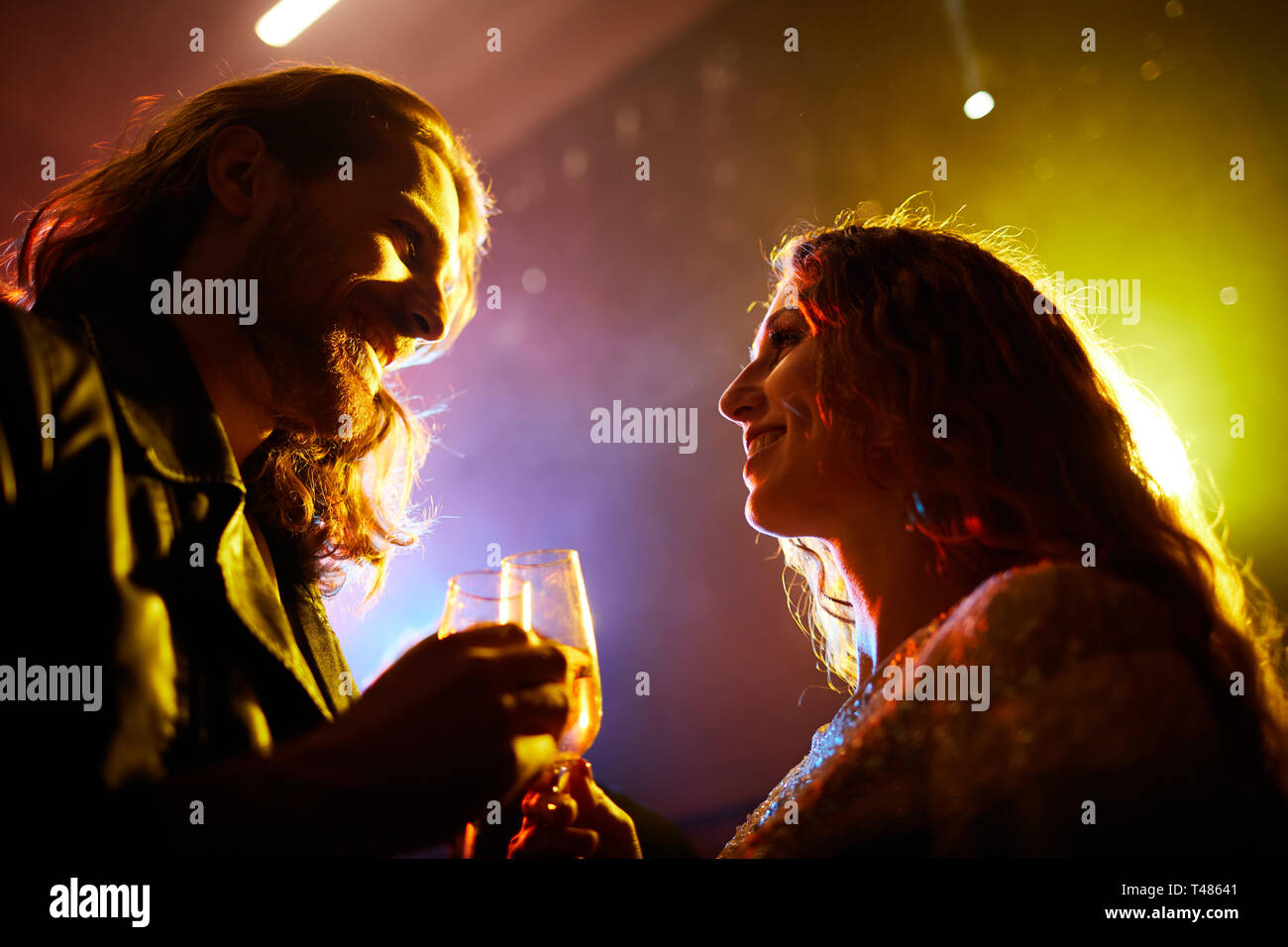 Couple nightclub nightlife hi-res stock photography and images - Alamy