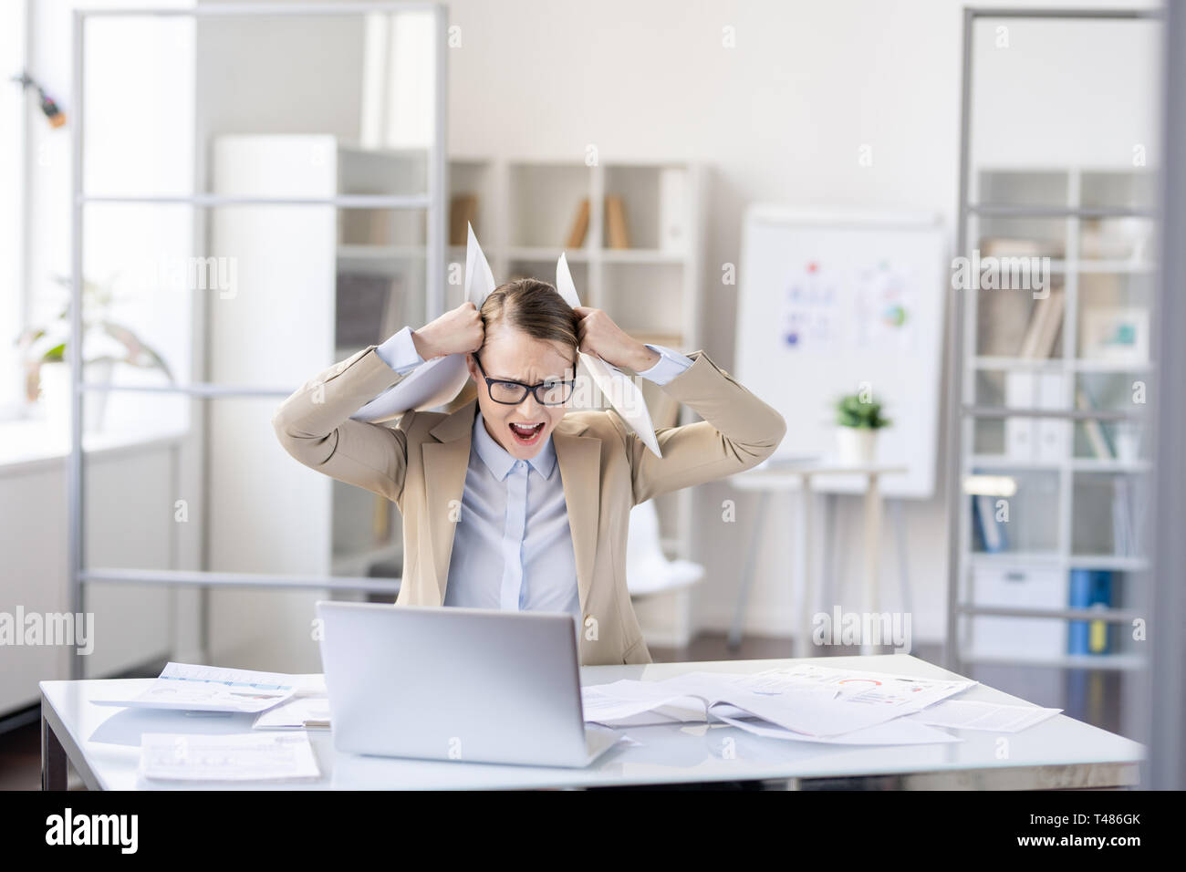 Woman puzzled laptop hi-res stock photography and images - Alamy Woman puzzled laptop hi-res stock photography and images - Alamy