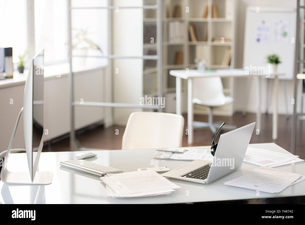 Empty call center hi-res stock photography and images - Alamy