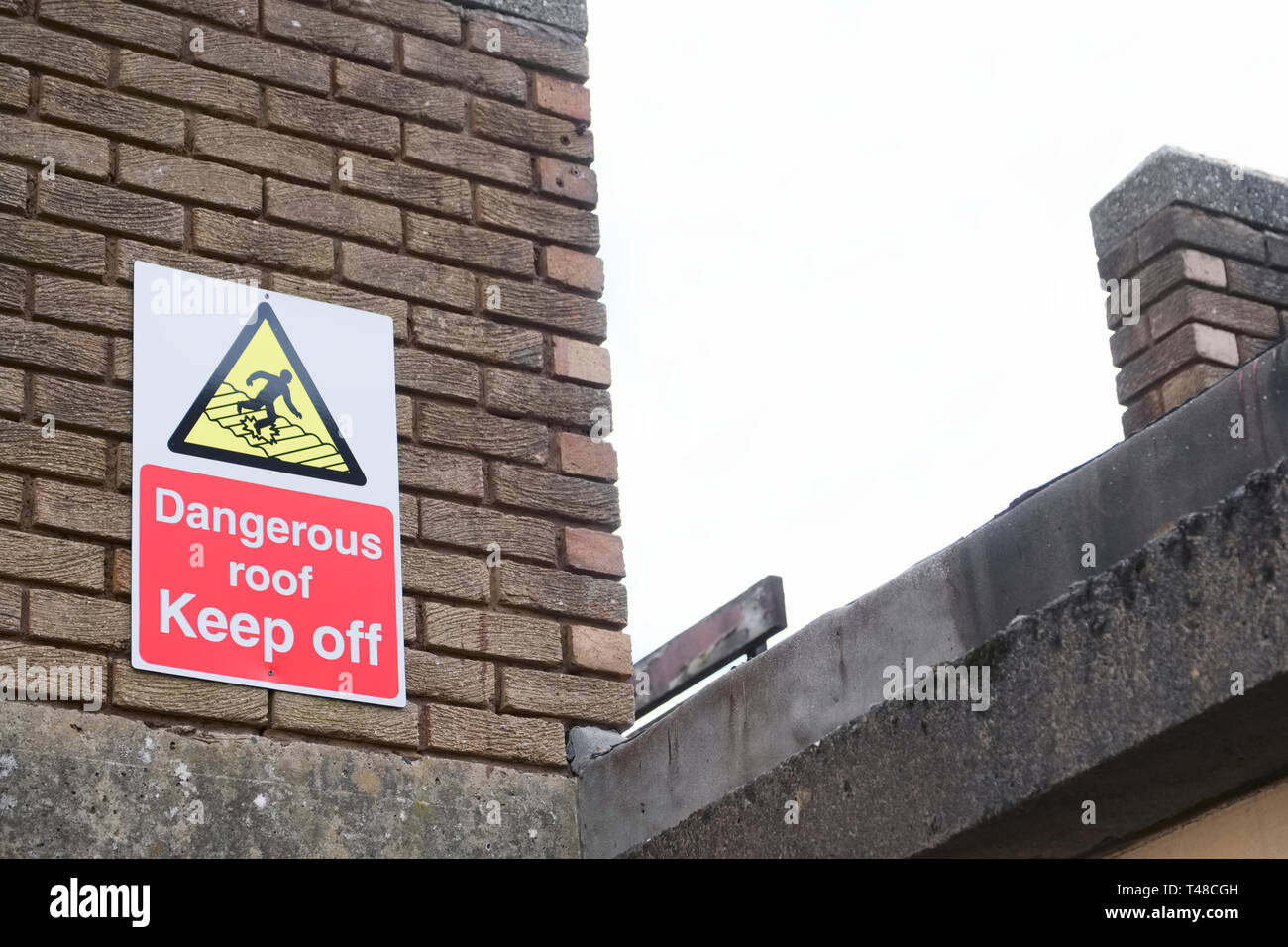 Dangerous roof keep off sign Stock Photo - Alamy