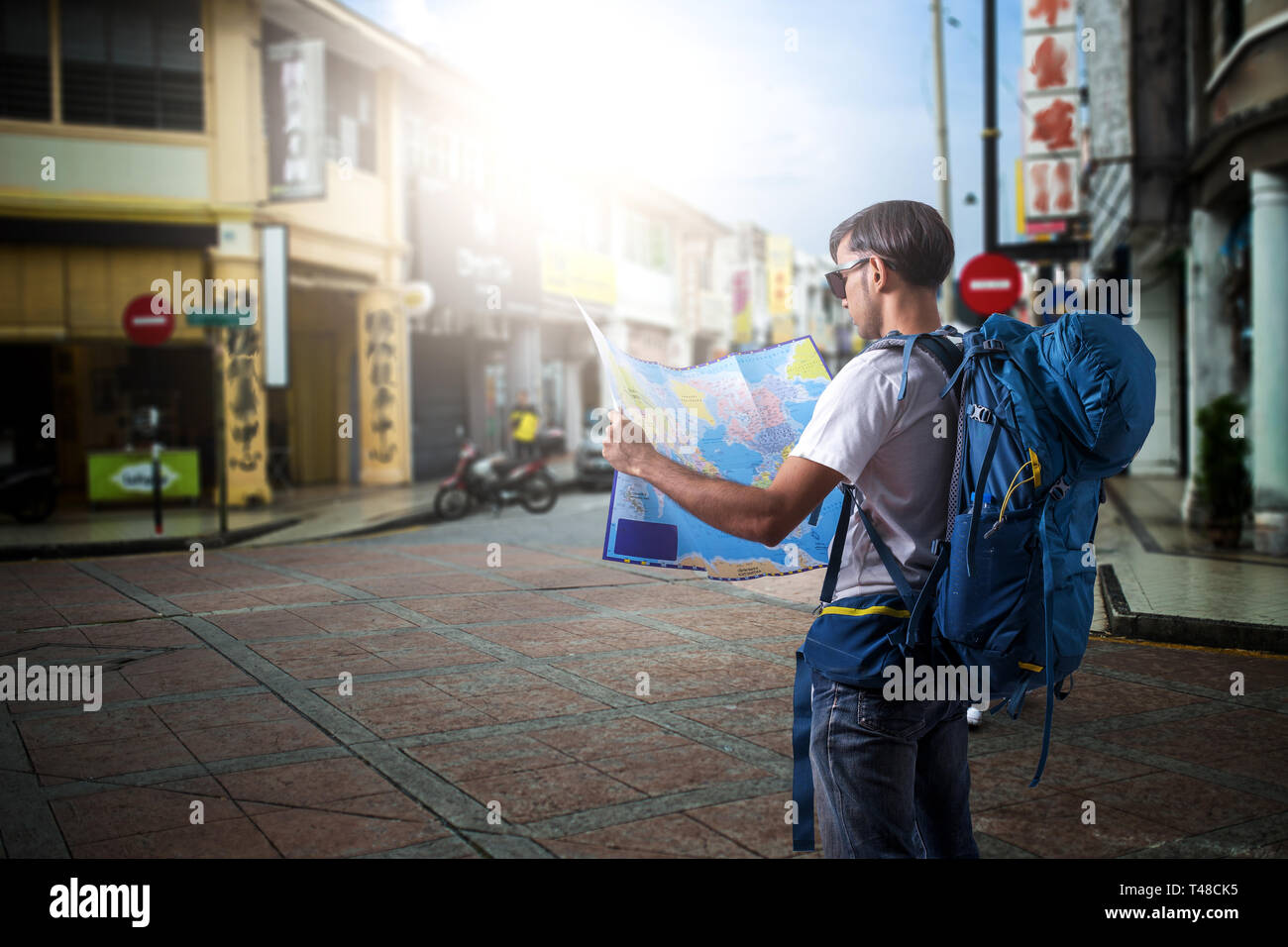 Man reading map hi-res stock photography and images - Alamy