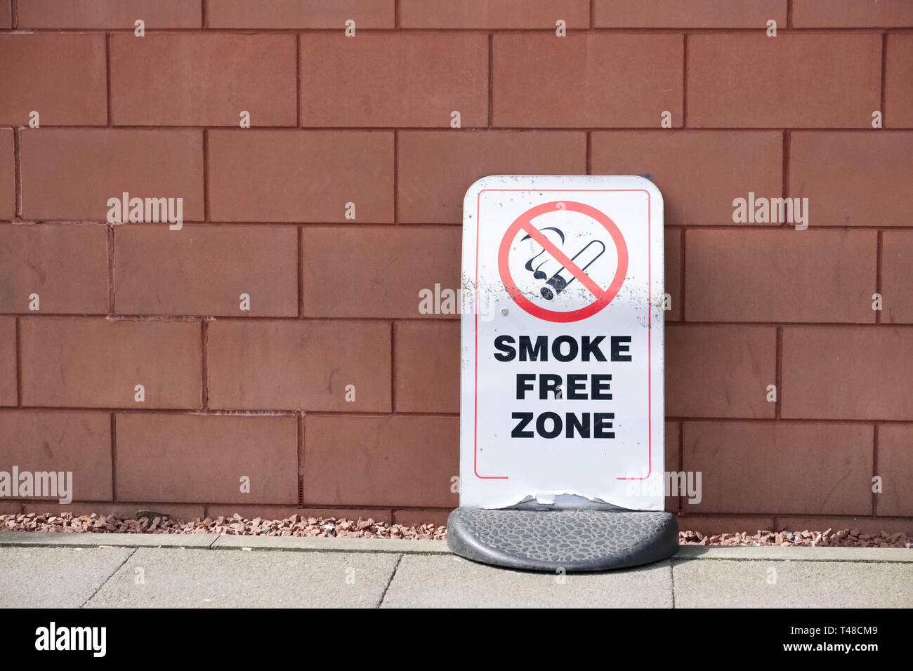 Smoke free zone sign outdoors college shop campus Stock Photo - Alamy