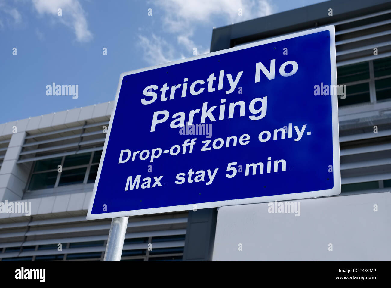 Airport no parking zone hi-res stock photography and images - Alamy