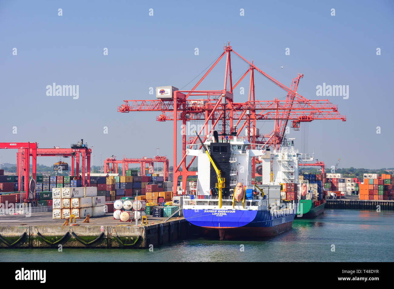 Ports containers hi-res stock photography and images - Alamy
