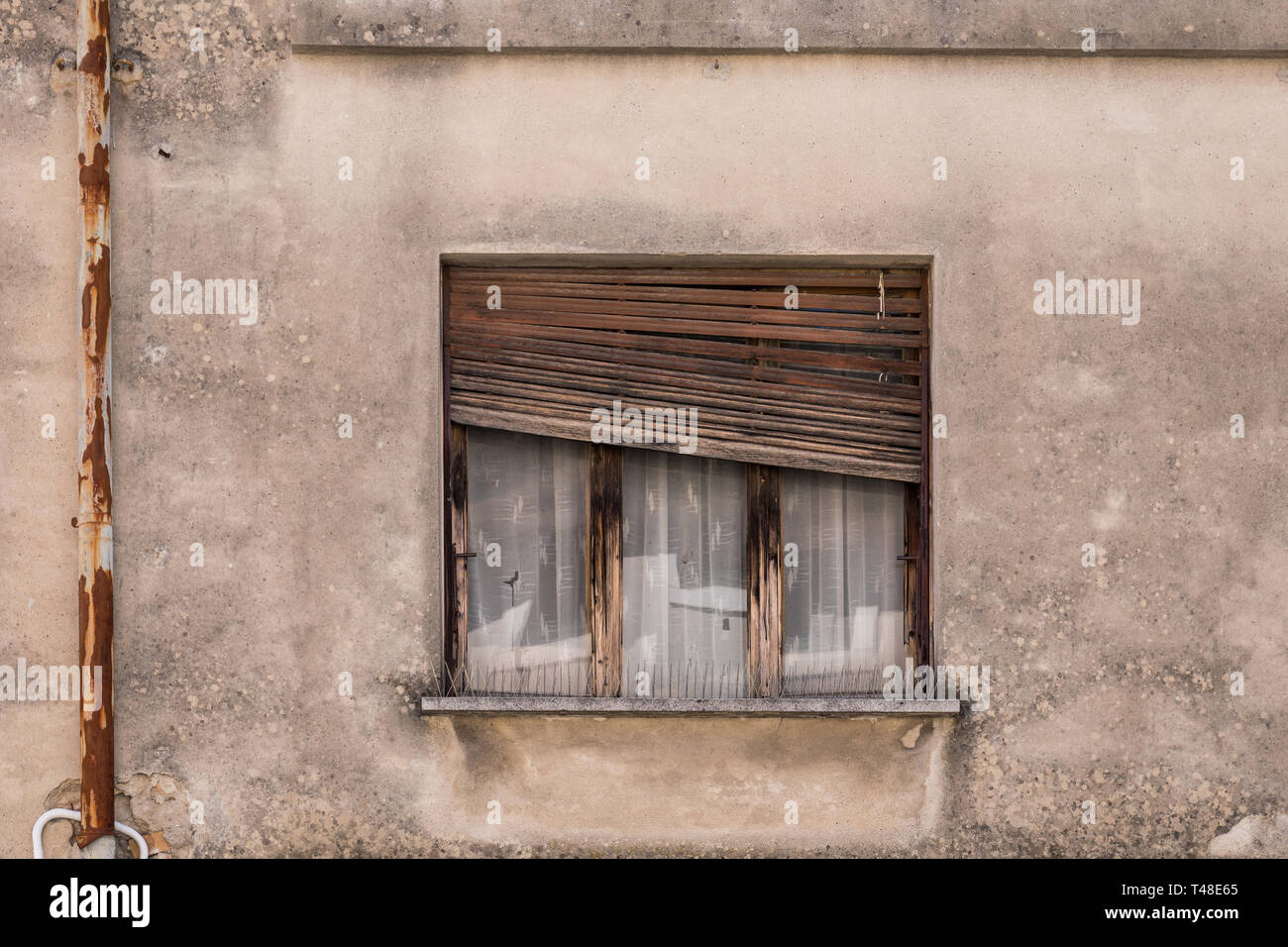 Broken shutter hi-res stock photography and images - Alamy