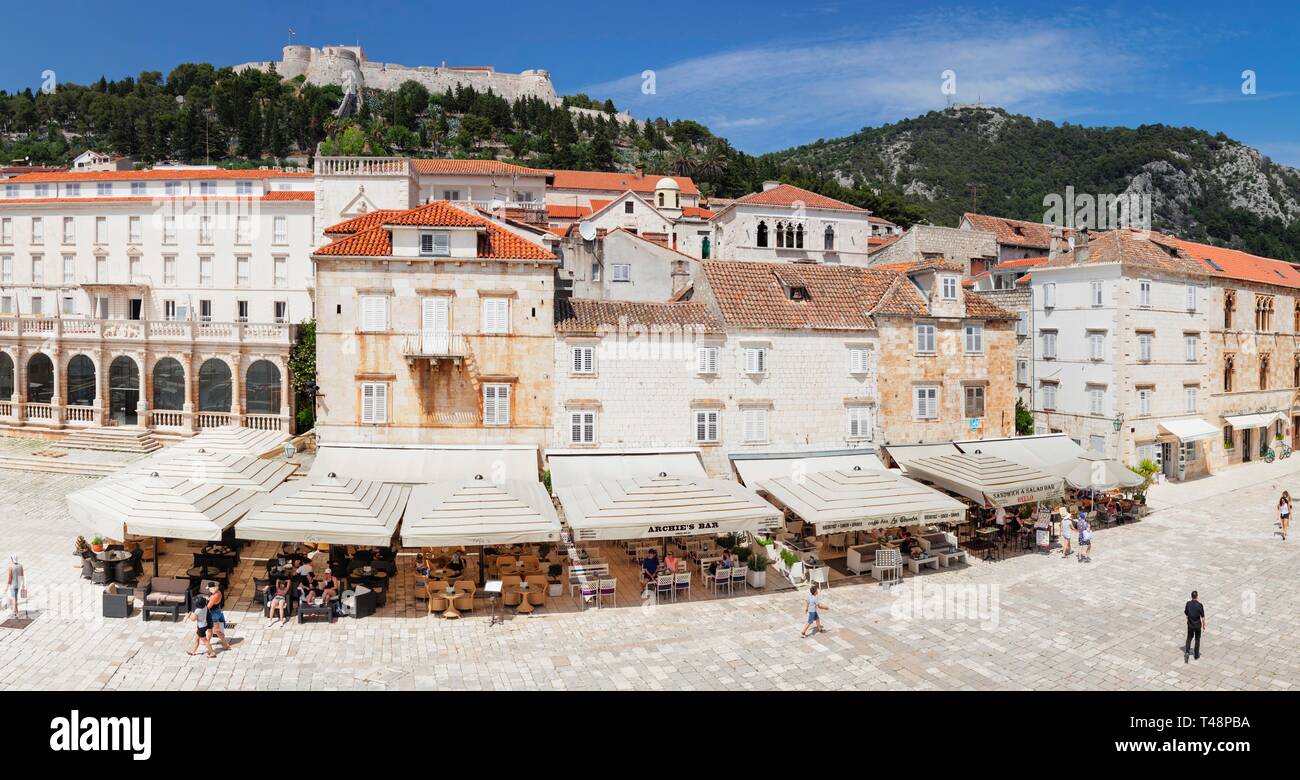 Street cafes at Trg Svetog Stjepana with view to the fortress, Hvar ...