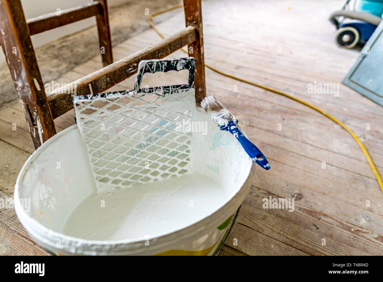 Paint bucket with brush and paint grid hi-res stock photography and ...
